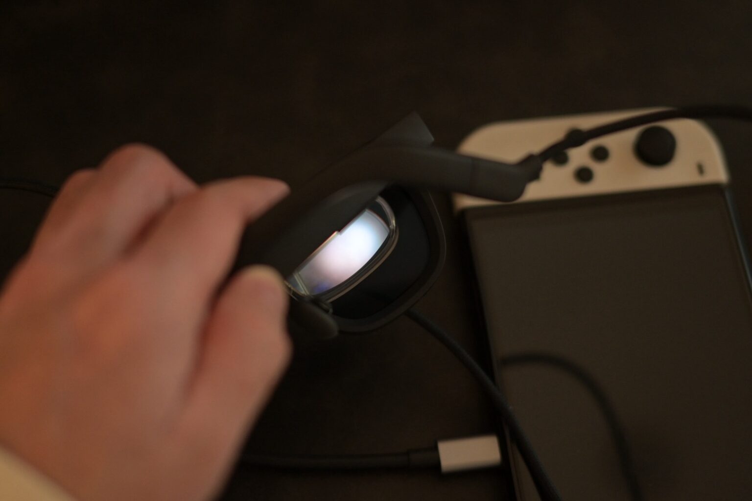 XREAL Hubを使えば充電しながらNintendo SwitchやiPhone15のコンテンツが楽しめる | なんぶろ